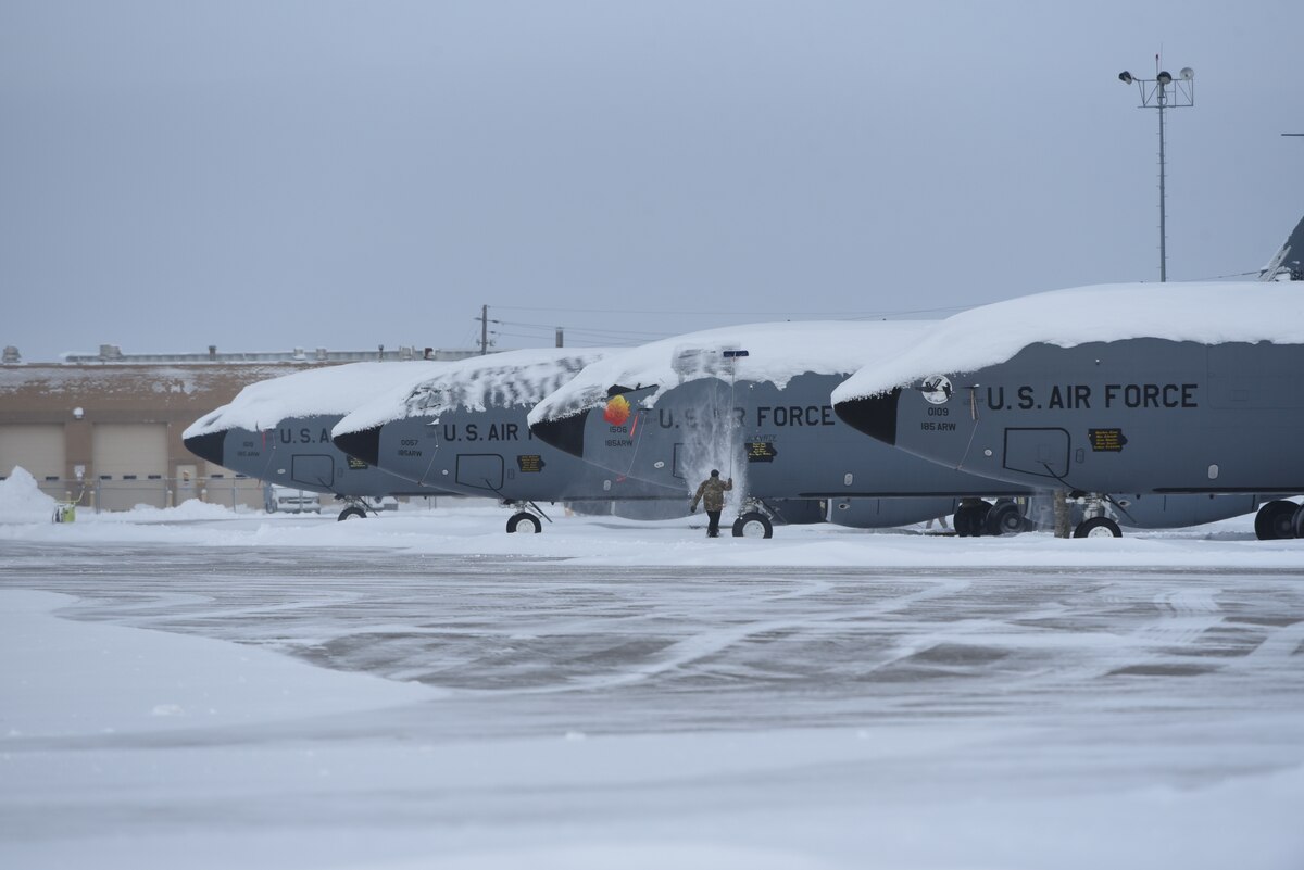 January snow keeps Iowa Air Guard up at night > 185th Air Refueling ...