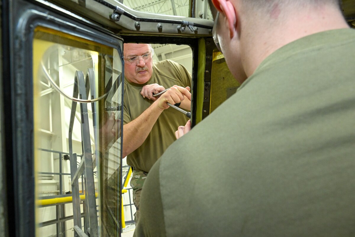 Maintainers replace flight deck window > Youngstown Air Reserve Station ...