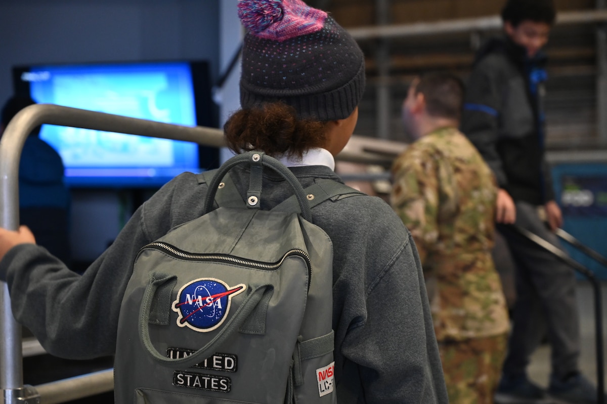 62d Airlift Wing opens doors to Red-Tailed Hawks Flying Club > Team ...