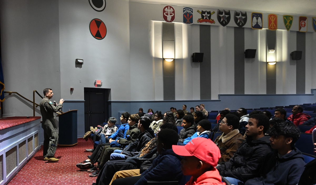 62d Airlift Wing opens doors to Red-Tailed Hawks Flying Club > Team ...