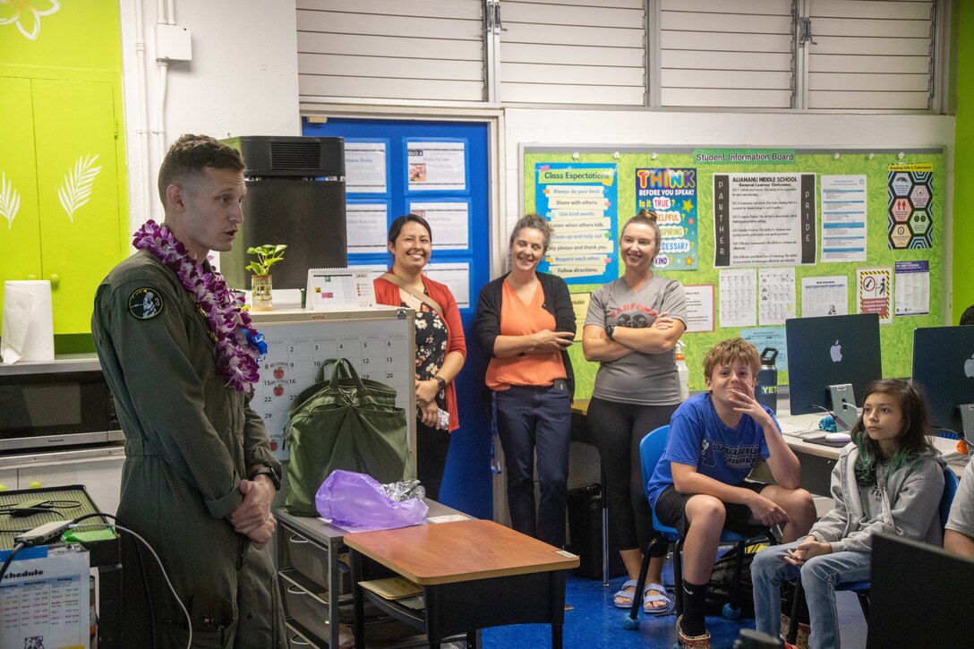 VMU-3 Visits Aliamanu MIddle School