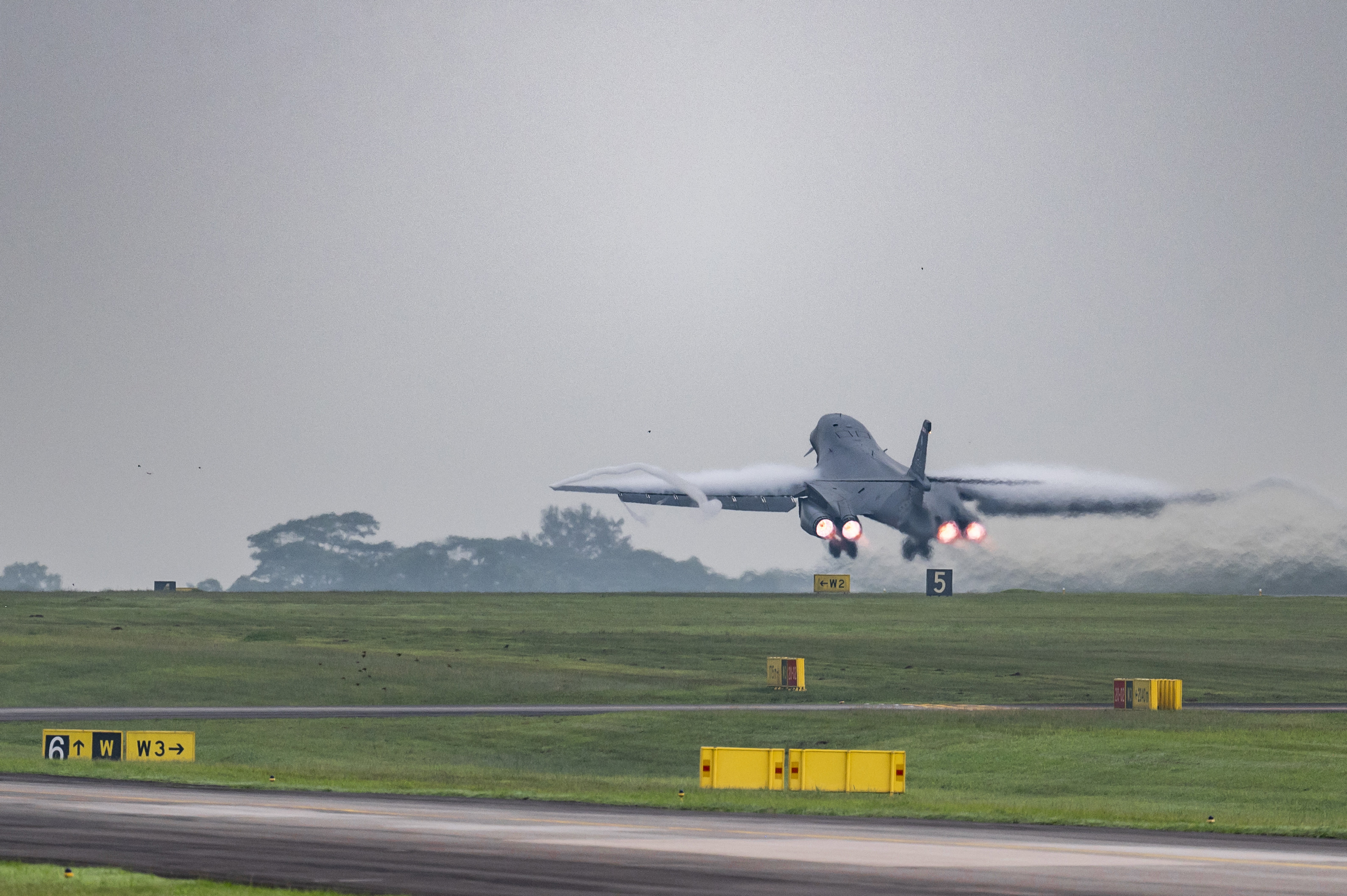 US B-1B Lancers train alongside Republic of Singapore Air Force ...