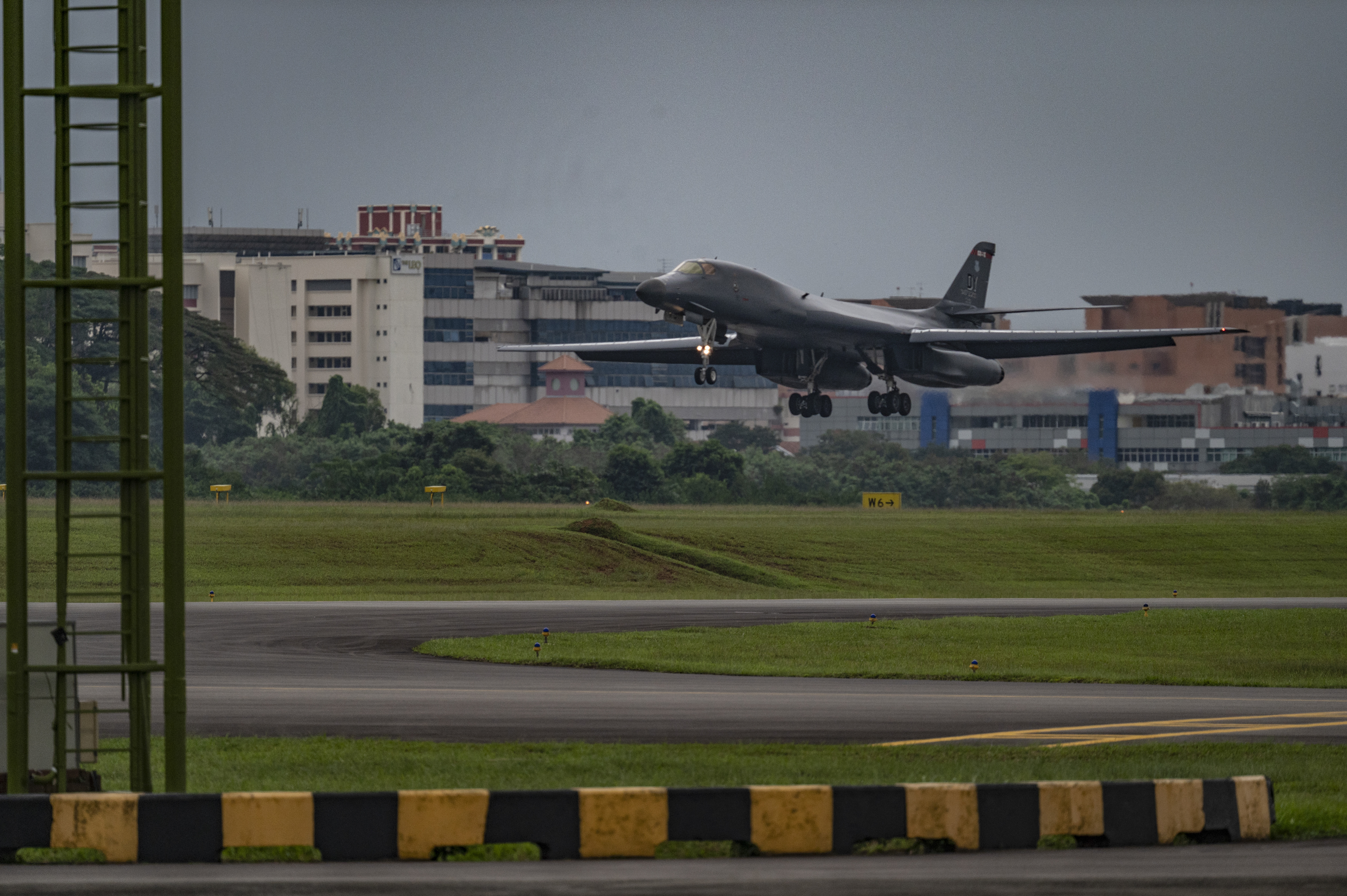 US B-1B Lancers train alongside Republic of Singapore Air Force ...