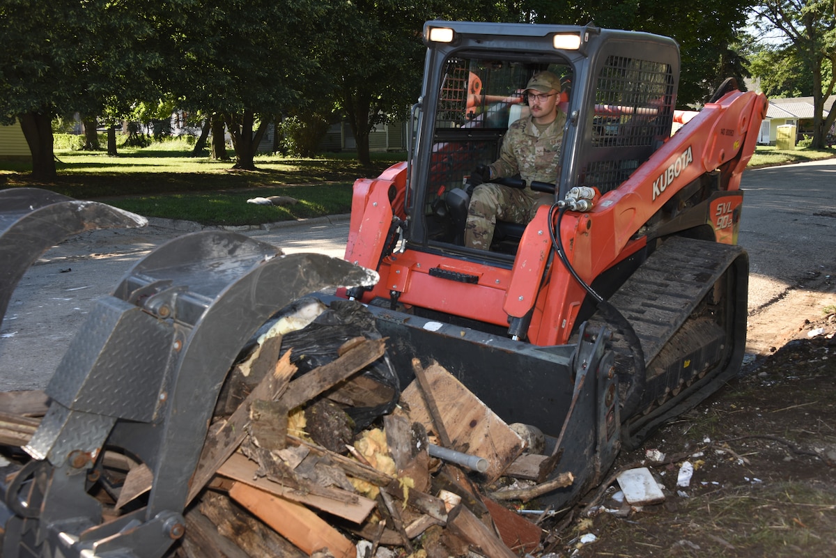 Iowa National Guard assists in debris removal > 185th Air Refueling ...