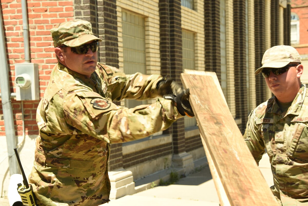 Iowa National Guard assists in debris removal > 185th Air Refueling ...