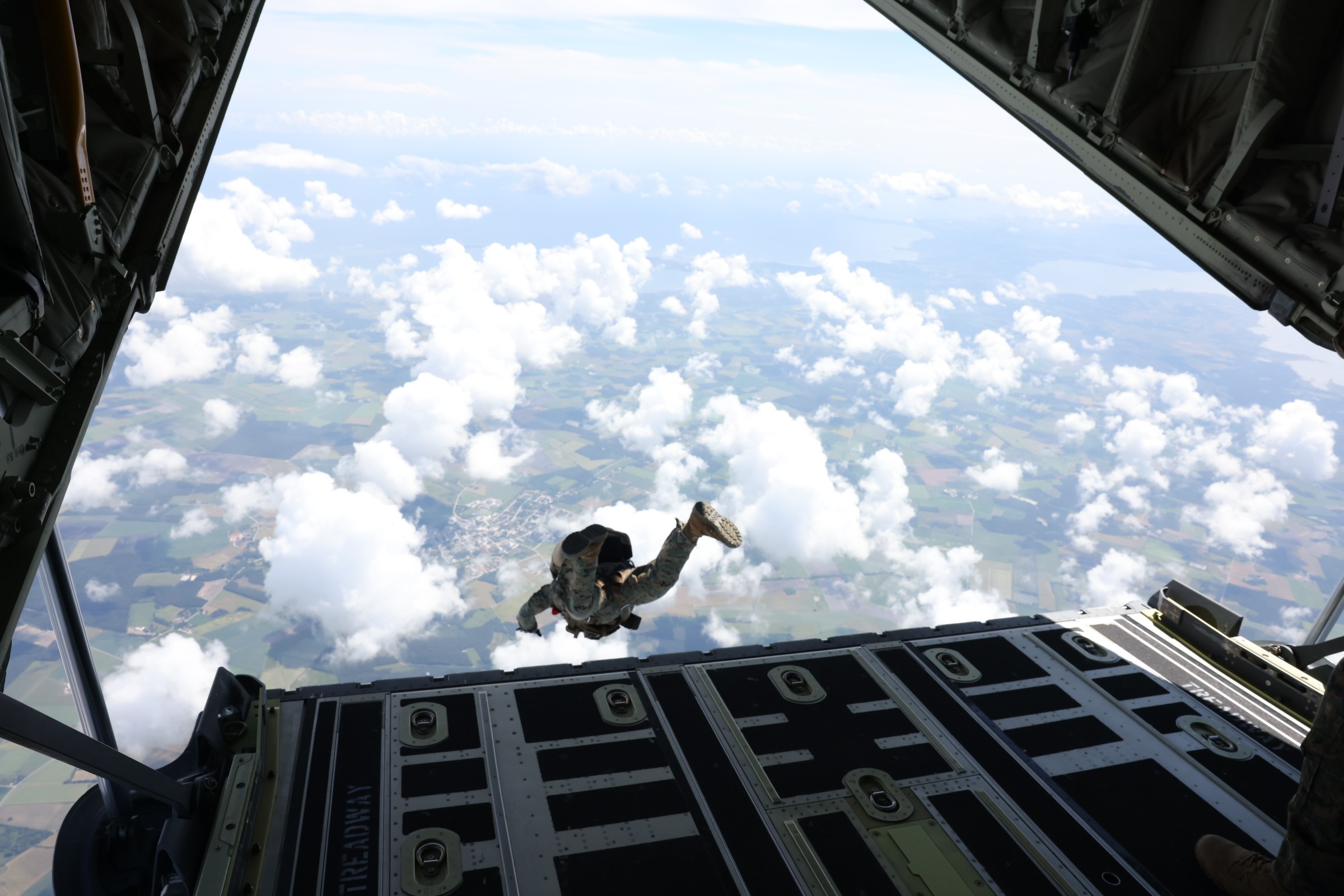 4th Reconnaissance Battalion Conducts Free-Fall Jumps in Sweden