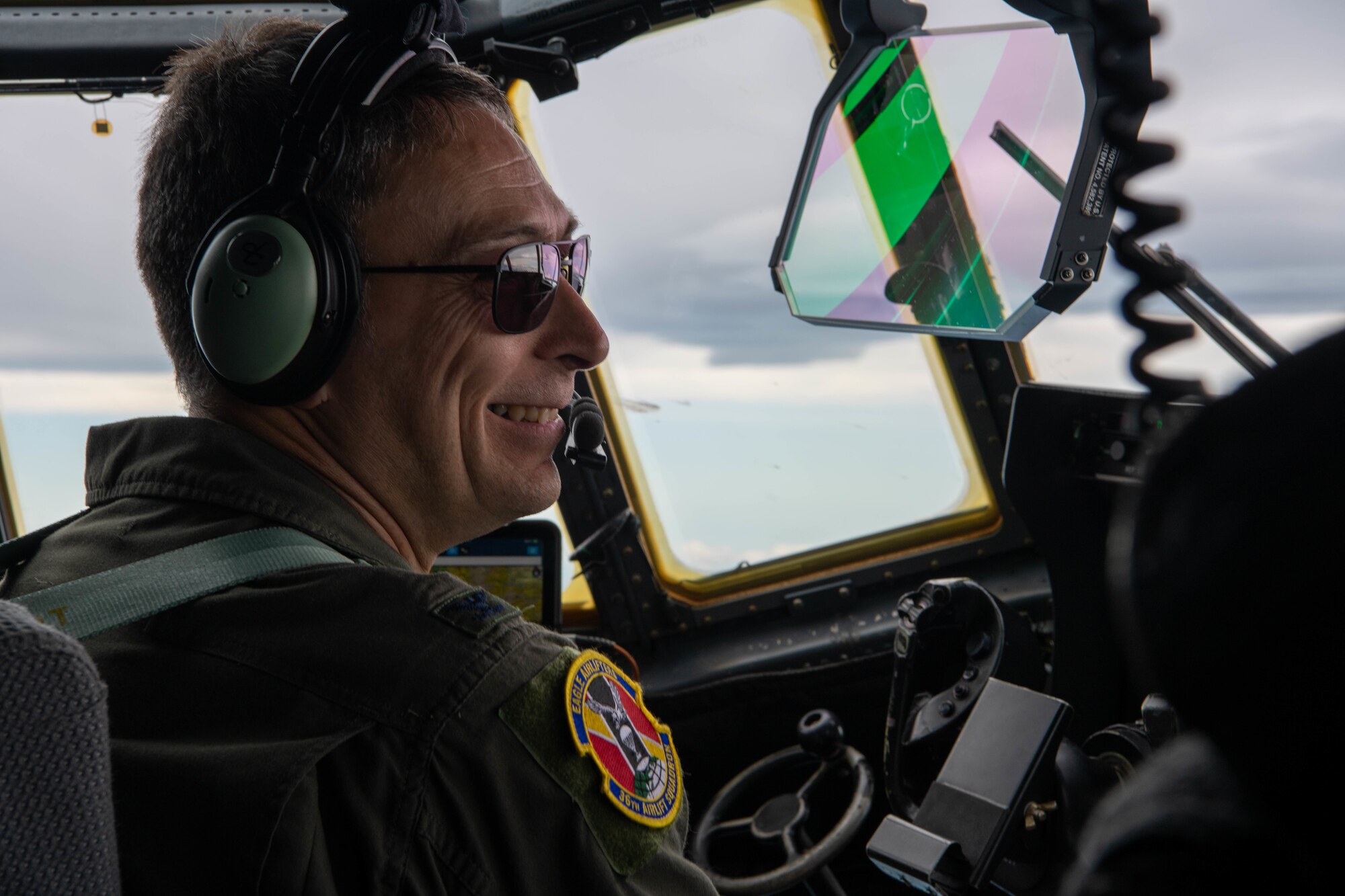 374th AW commander's farewell fini flight > Yokota Air Base > Article ...