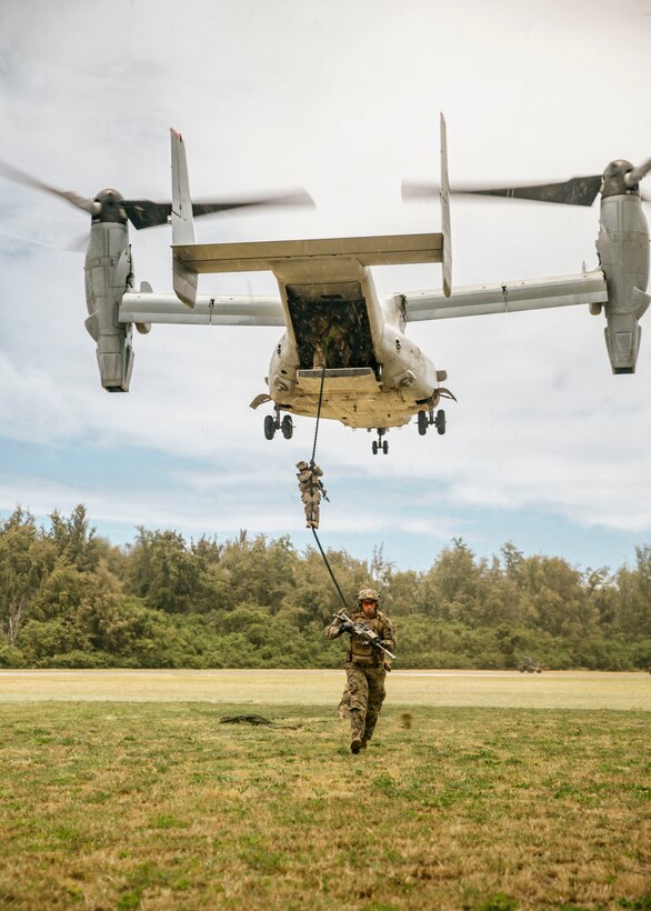 15th MEU and VMM-363 Marines conduct a fast-rope demonstration for ...