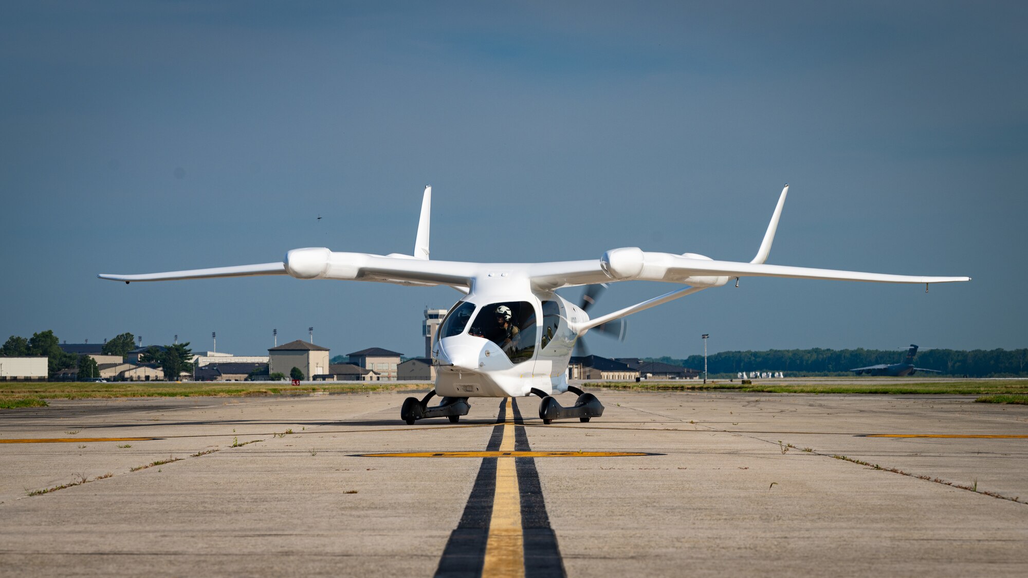 All-electric fixed-wing aircraft delivers cargo to Dover AFB > Dover Air Force Base > Article ...