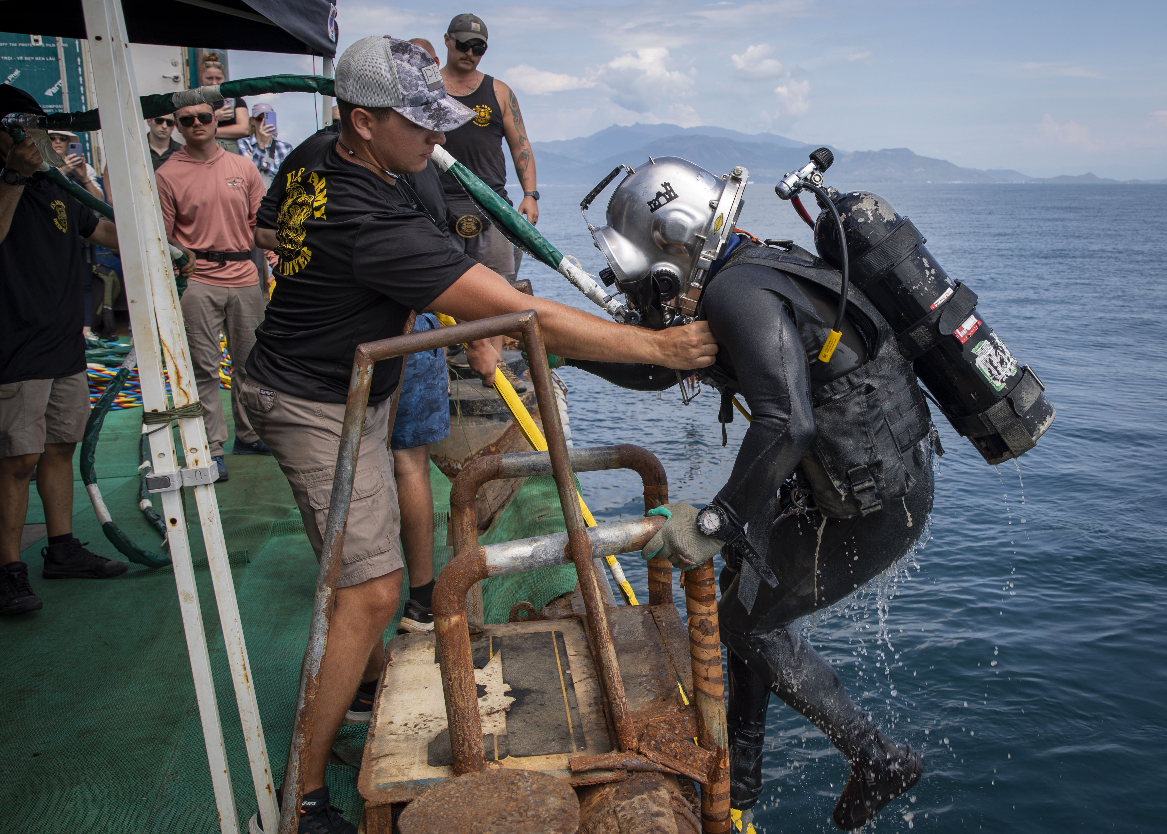 Blue Ridge CO Visits DPAA Site > Commander, U.S. 7th Fleet > Display