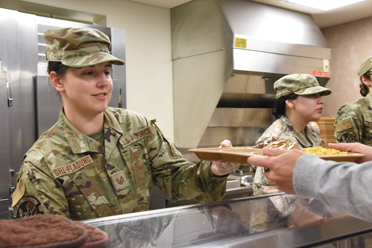 Services Airmen feed the Force > 185th Air Refueling Wing > Article Display