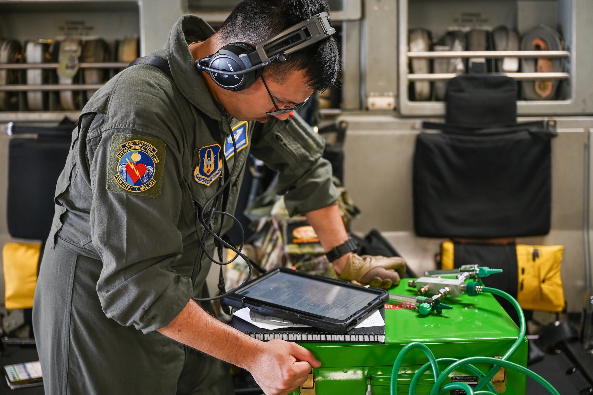 445th AES, 711th HPW collaborate to improve en route patient care > Air ...