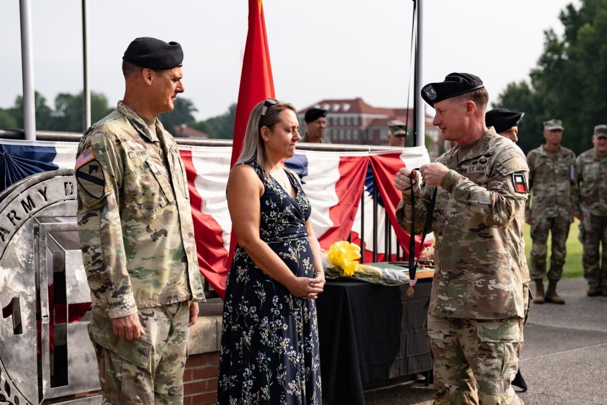 Maj. Gen. Howay bids farewell as Brig. Gen. Simmering assumes command ...