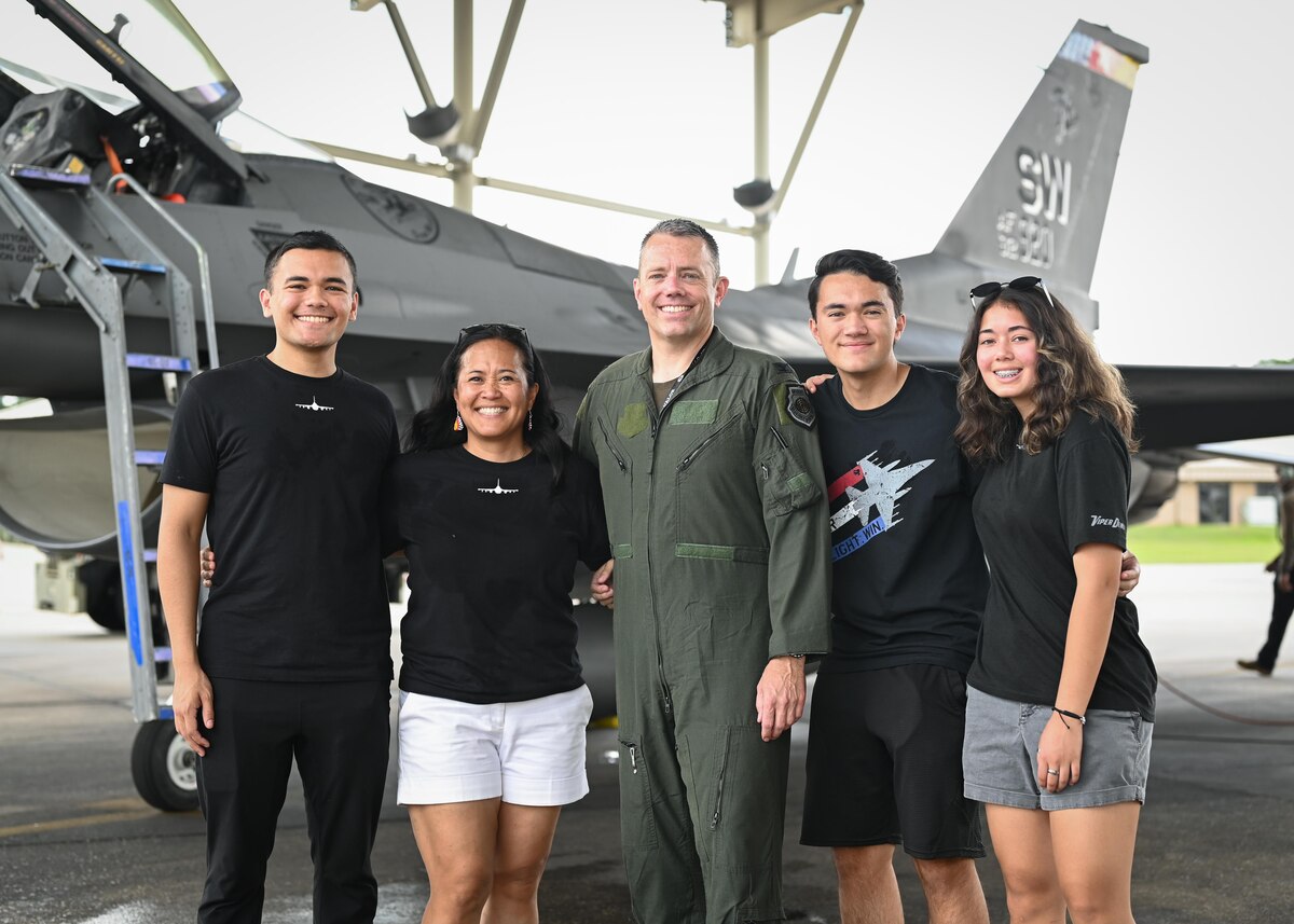 Col. Smith performs final flight as 20th FW commander > Shaw Air Force ...