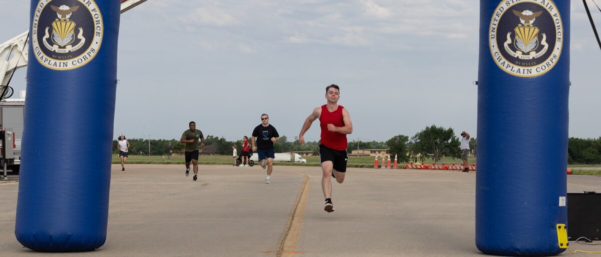 Hundreds turnout for annual Air Force Assistance Fund Runway 5K ...