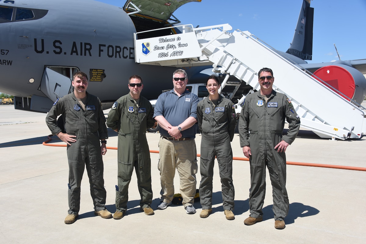 185th hosts KC-135 media flight > 185th Air Refueling Wing > Article ...