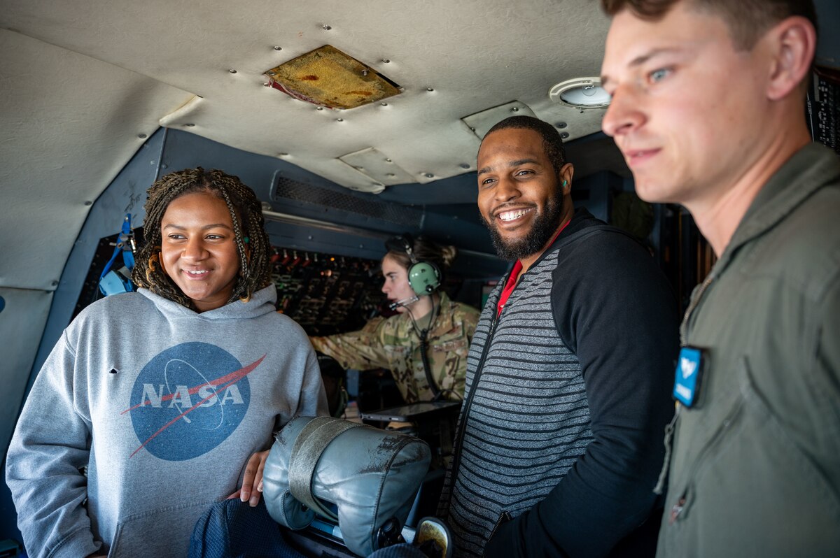 Leaders of Central Delaware soar during a visit to Dover AFB > 505th ...
