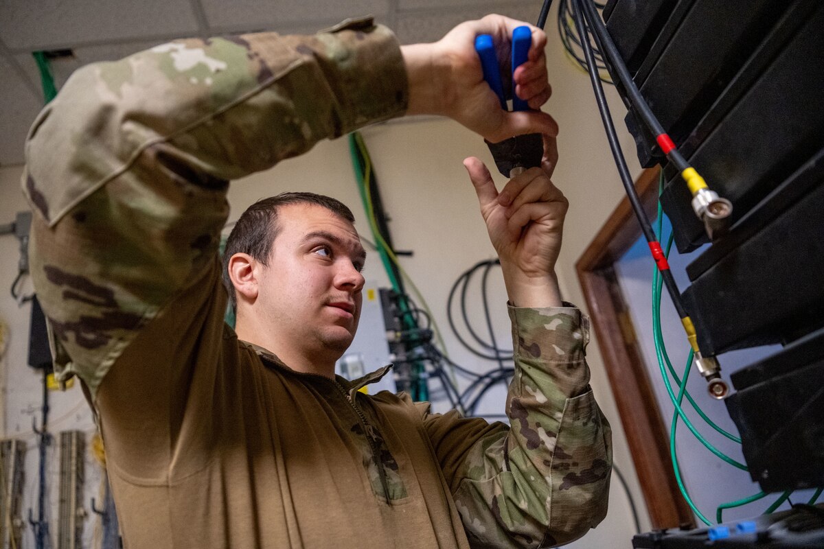 379th ECS facilitates critical communication throughout CENTCOM > Air ...