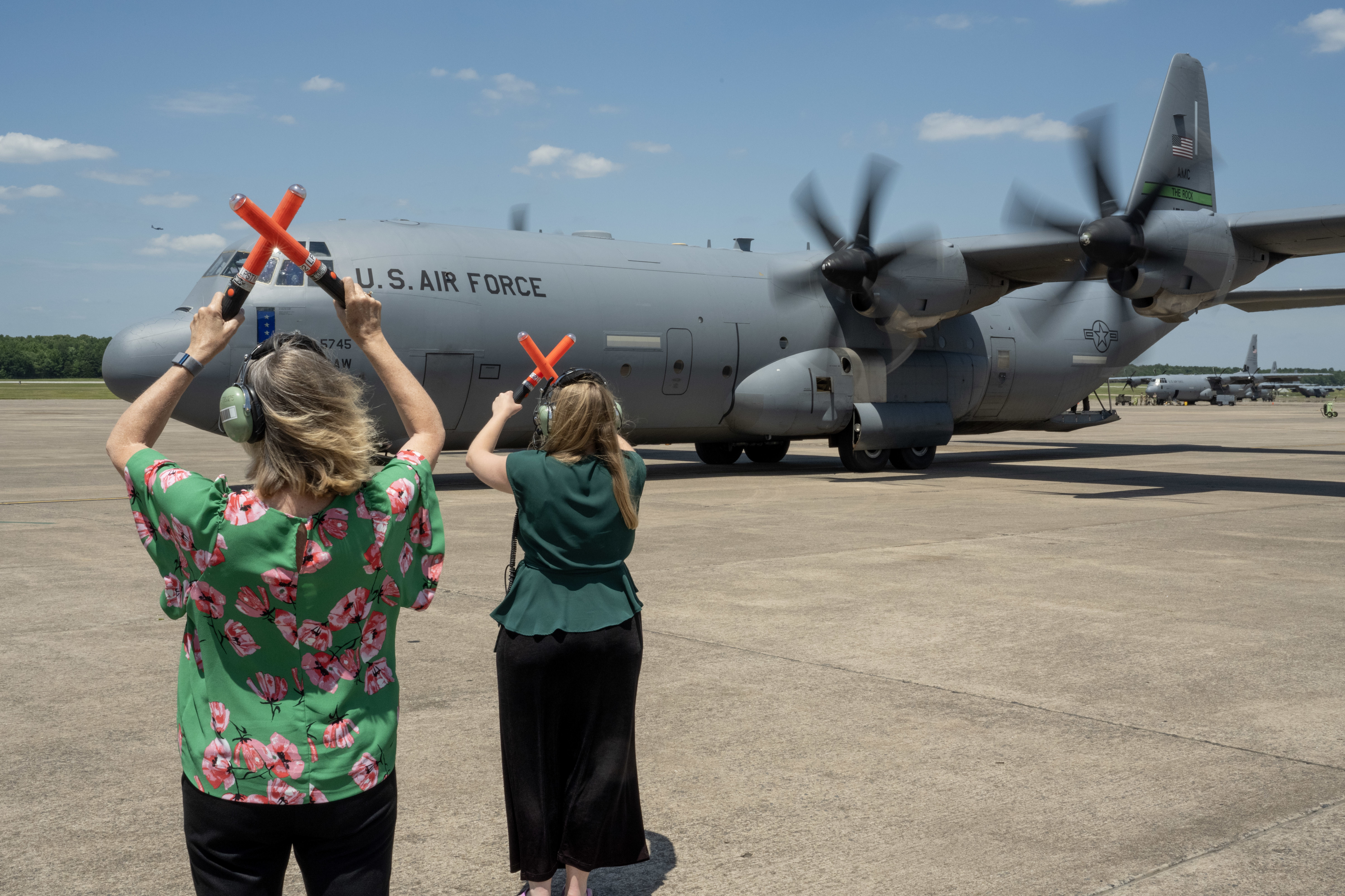 Gen. Minihan takes final flight in C-130, Team Little Rock > Little ...