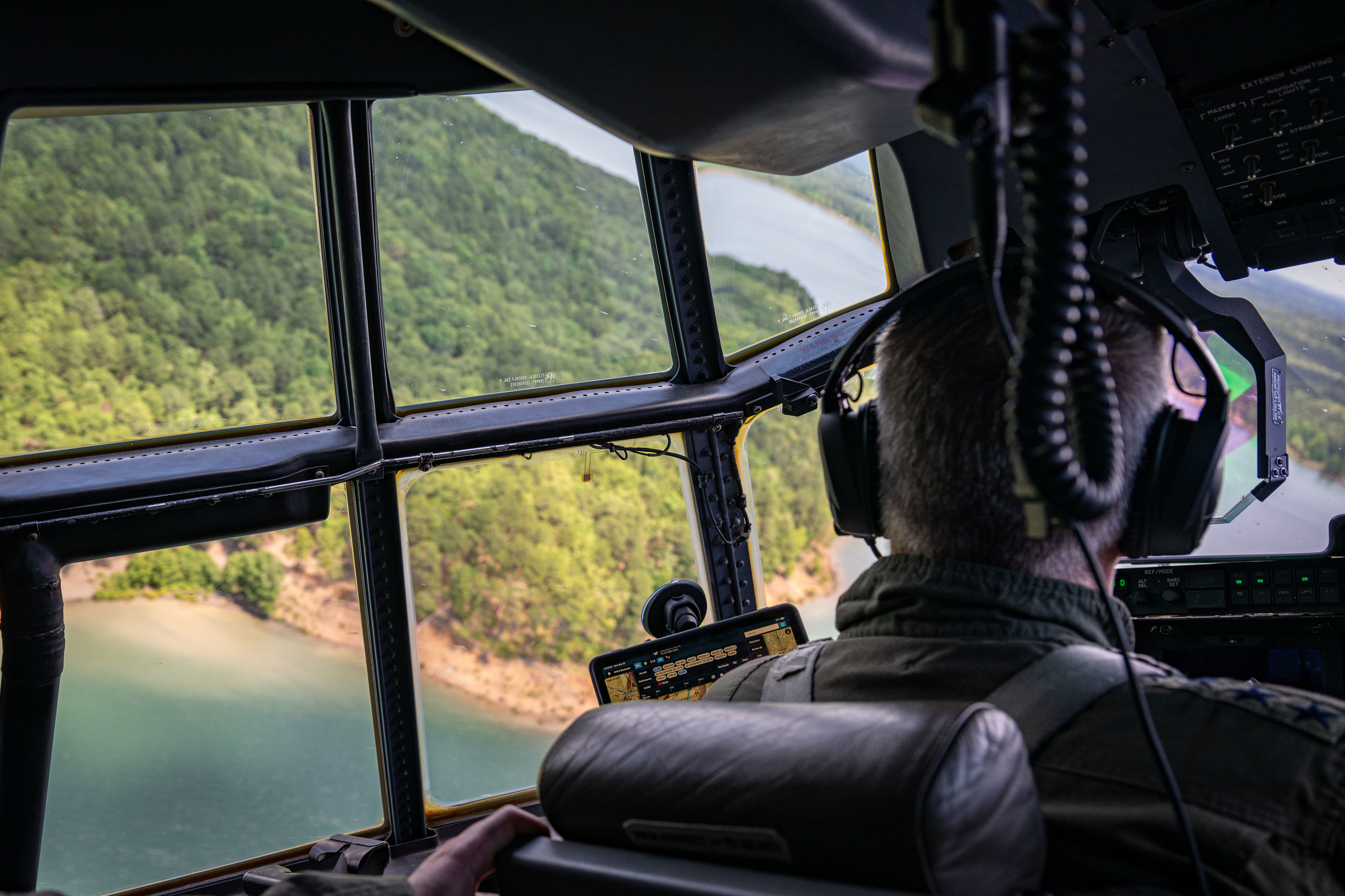 Gen. Minihan takes final flight in C-130, Team Little Rock > Little ...