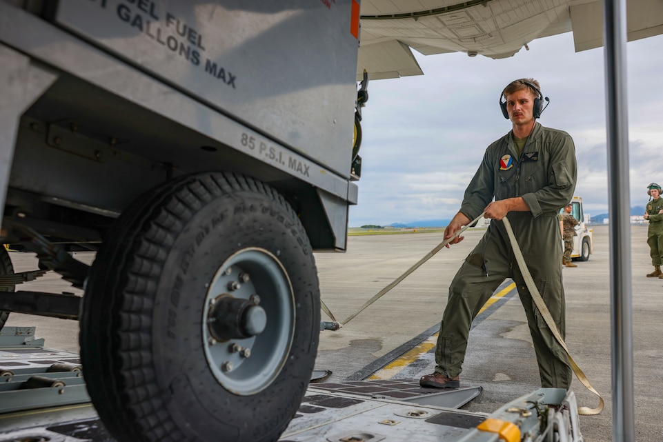 U.S. Marine Loadmaster shapes aviation operations in the Philippines ...