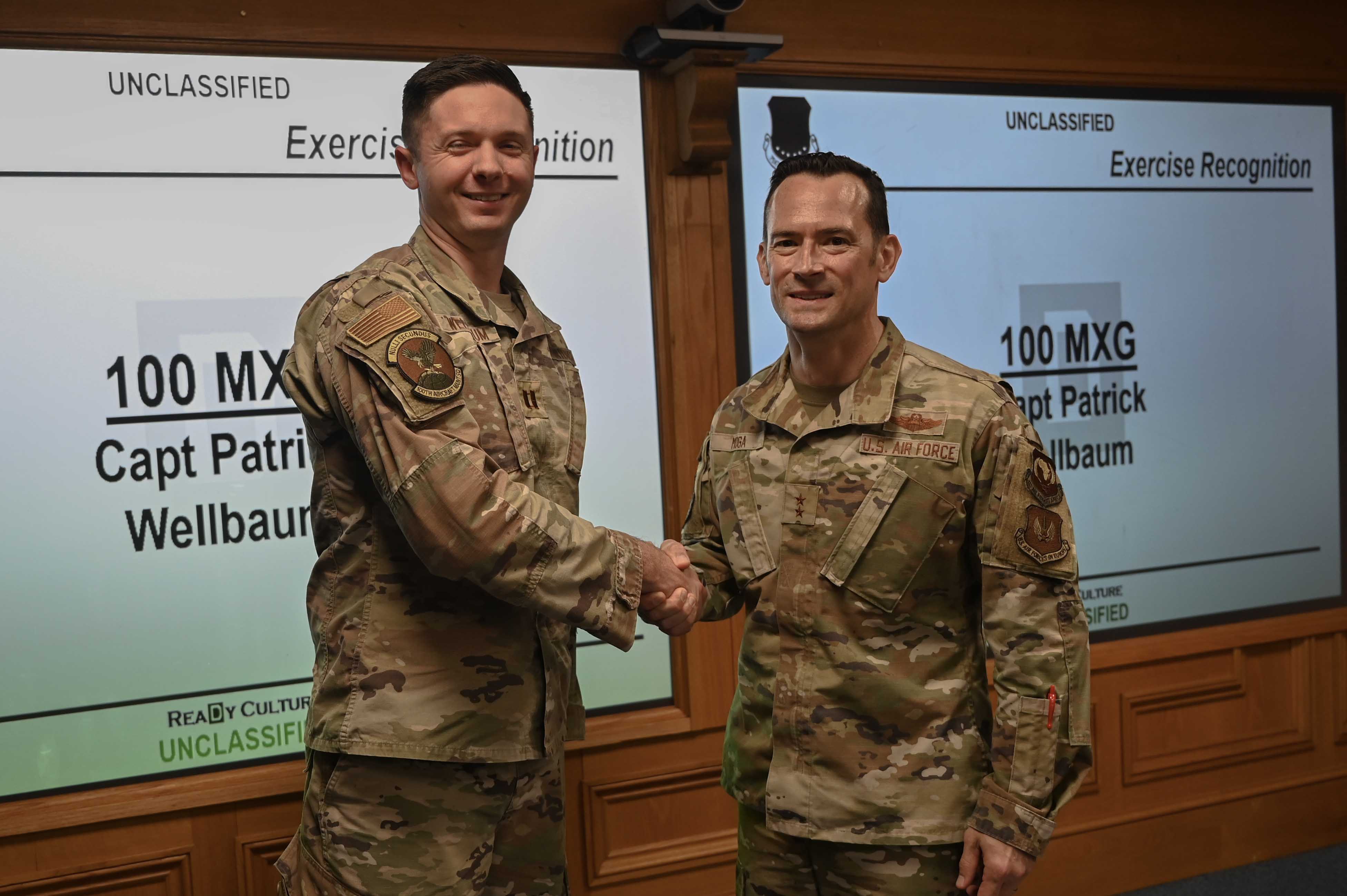 Team Mildenhall leaders welcome 3rd AF commander > Royal Air Force ...