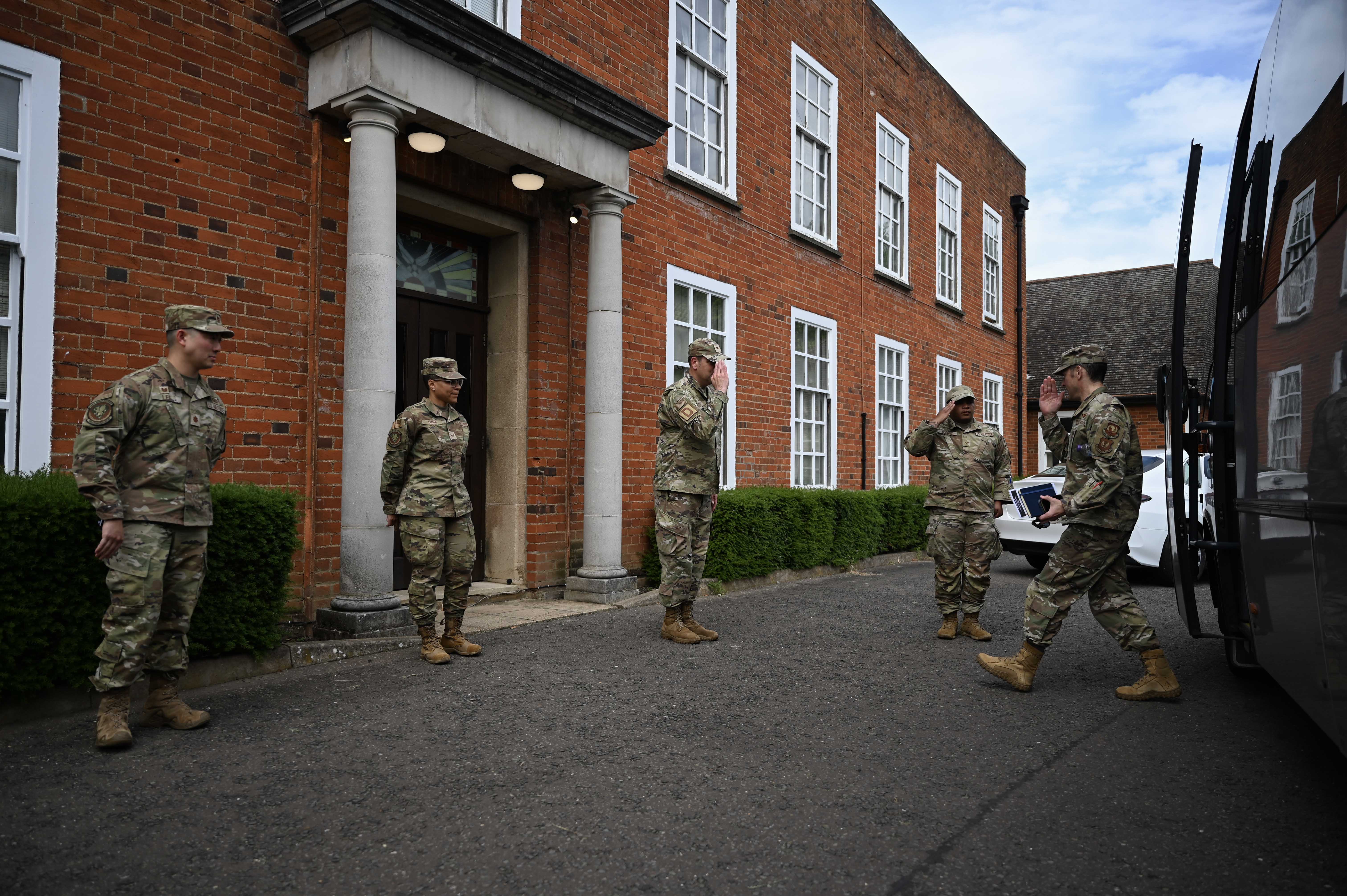 Team Mildenhall leaders welcome 3rd AF commander > Royal Air Force ...