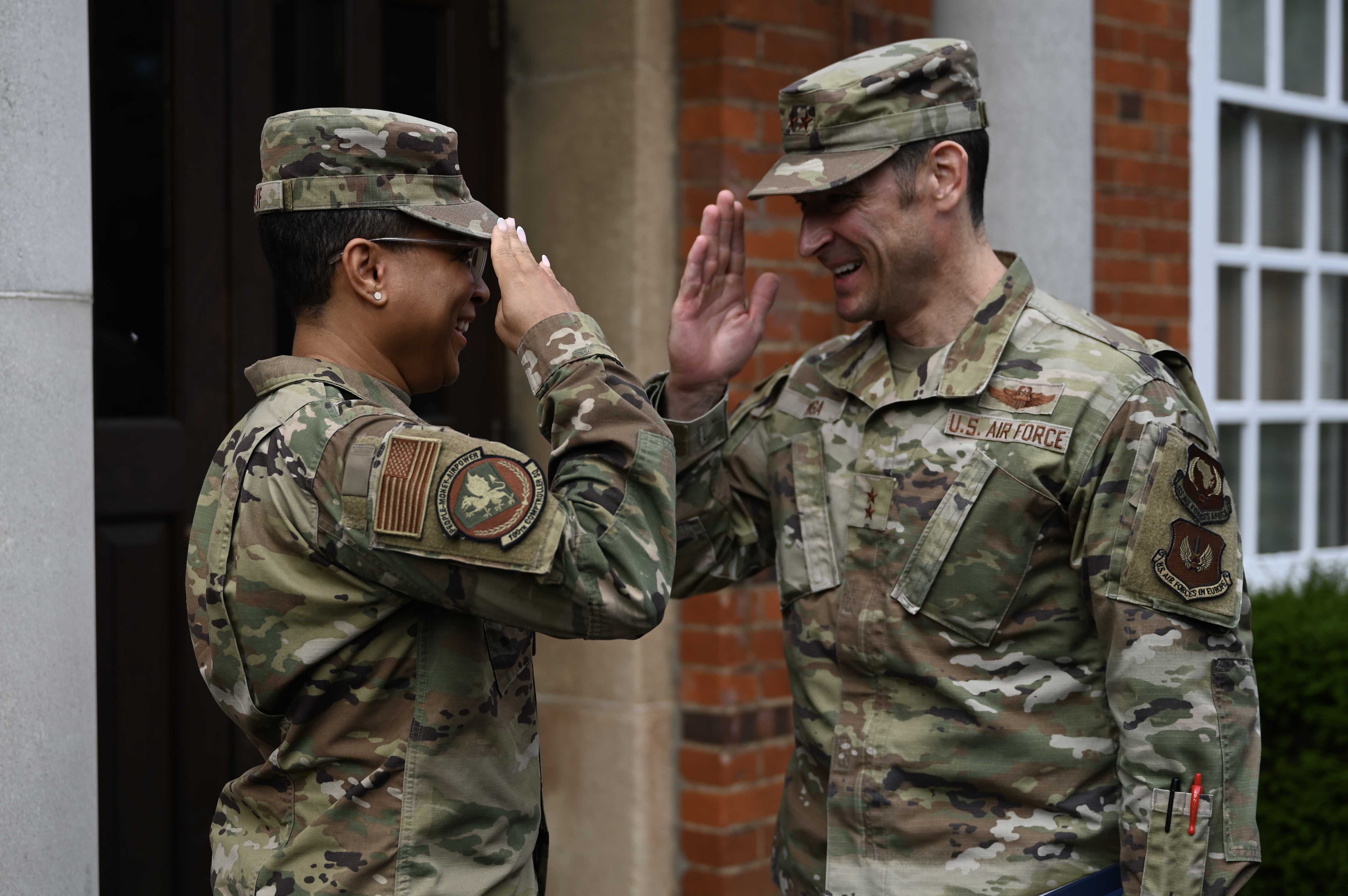 Team Mildenhall leaders welcome 3rd AF commander > Royal Air Force ...