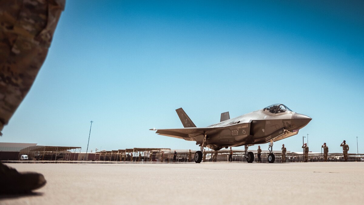 56th FW commander's fini flight ends with a splash > Luke Air Force ...