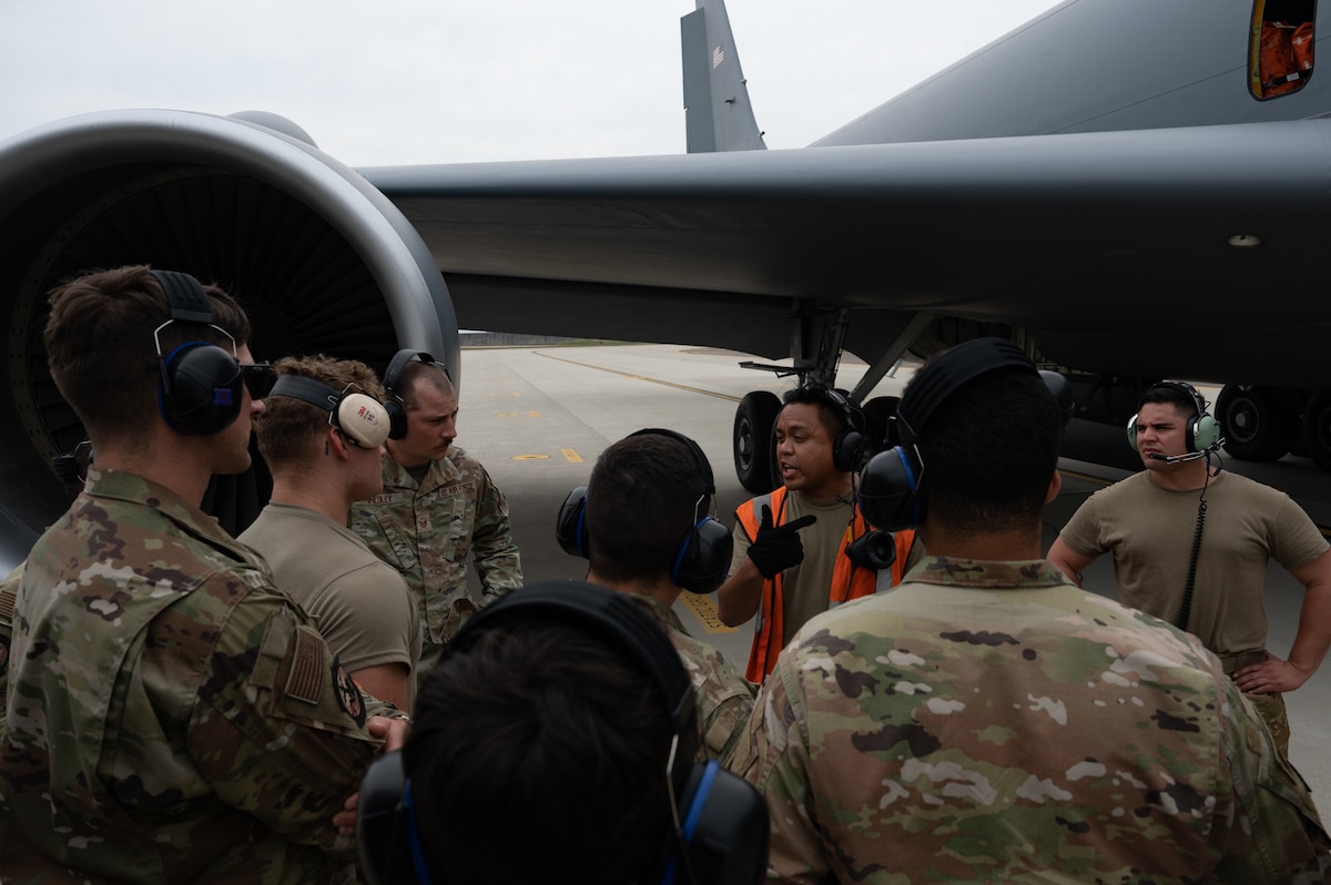 Wolf Pack conducts first ever KC-135 hot pit refueling at Kunsan > Kunsan Air Base > Display
