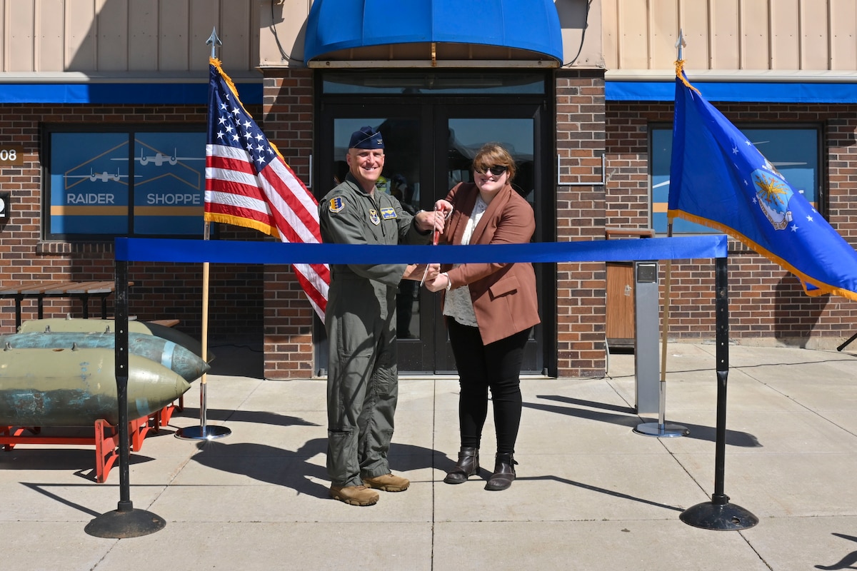 Ellsworth celebrates South Dakota Air and Space Museum reopening ...