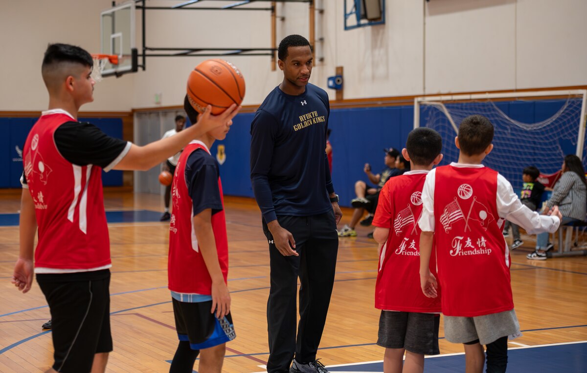 Kadena hosts bilateral basketball camp > Kadena Air Base > News