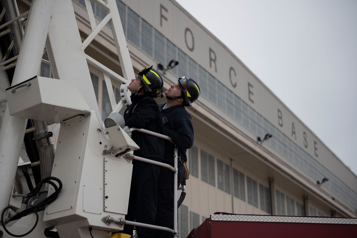 Trouble in the tower: Air traffic controllers practice fire-evacuation ...