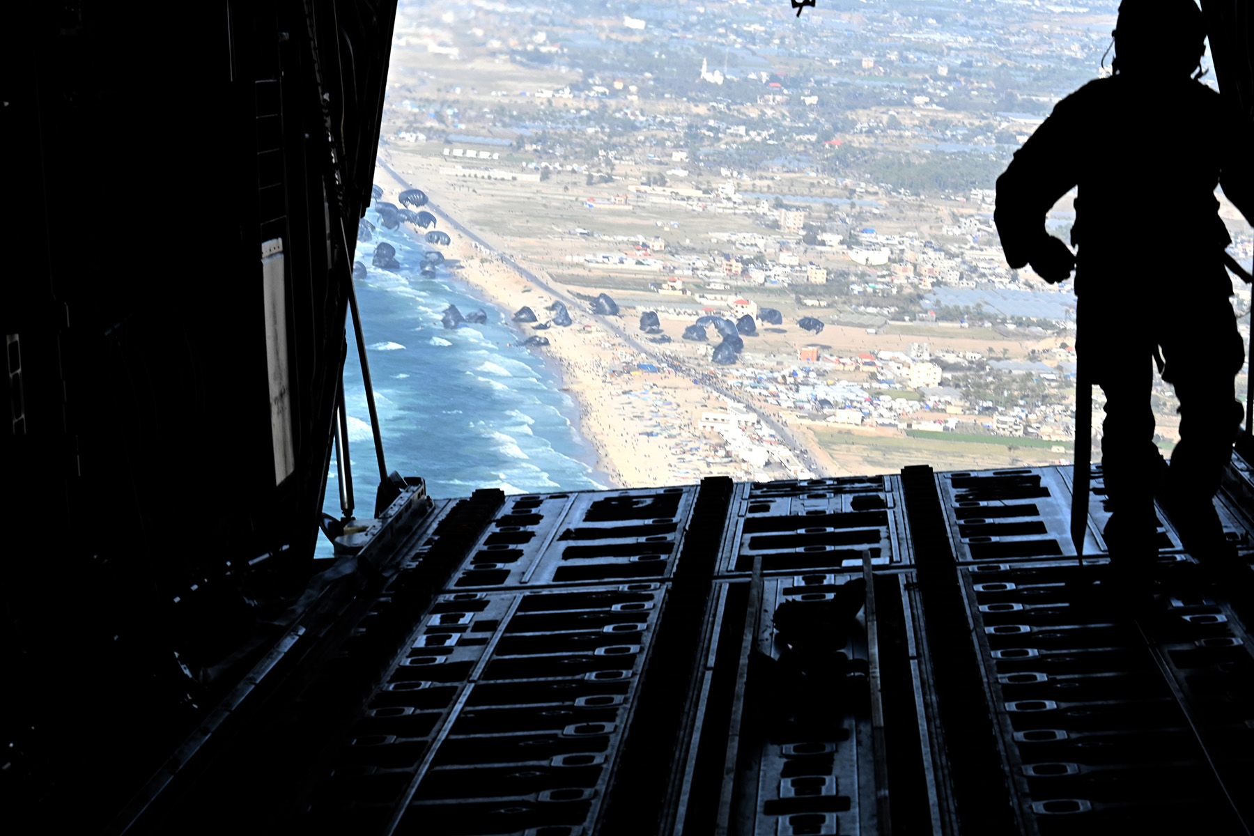 U.S., Jordanian Forces Deliver Humanitarian Aid to Civilians in Gaza ...