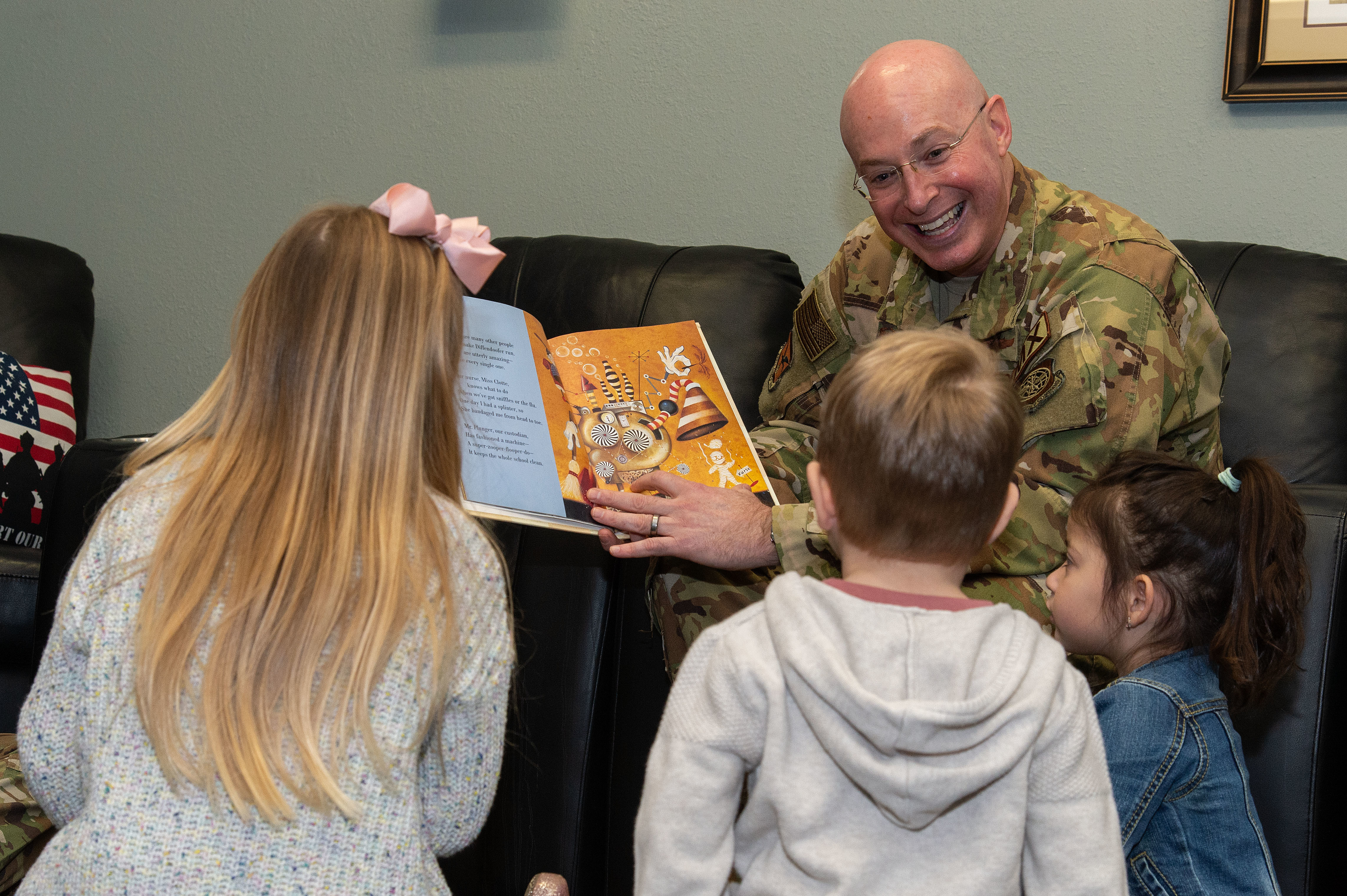 436th AW commander, command chief lead story time at the USO > Dover ...