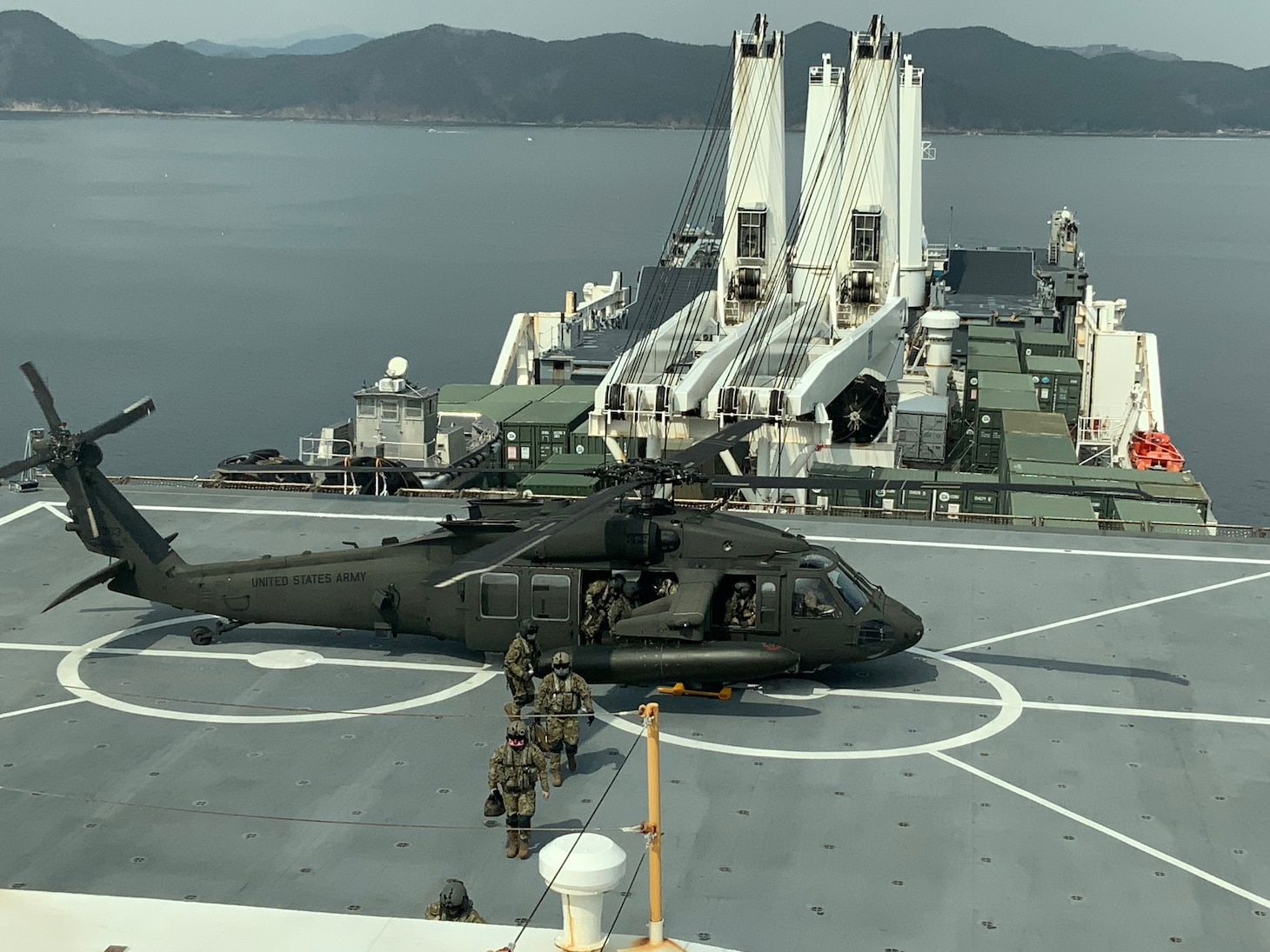 U.S. Army Assault Helicopters Conduct Deck Landings on USNS Dahl > U.S ...