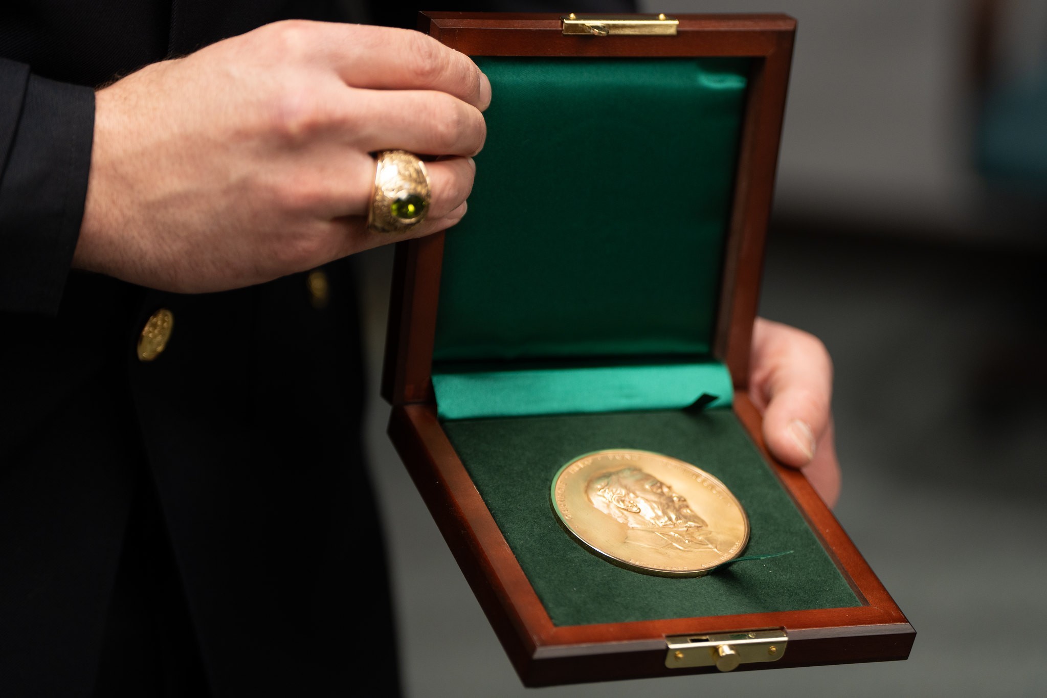 Army Reserve MP Soldier receives medal for civilian heroism > U.S. Army ...