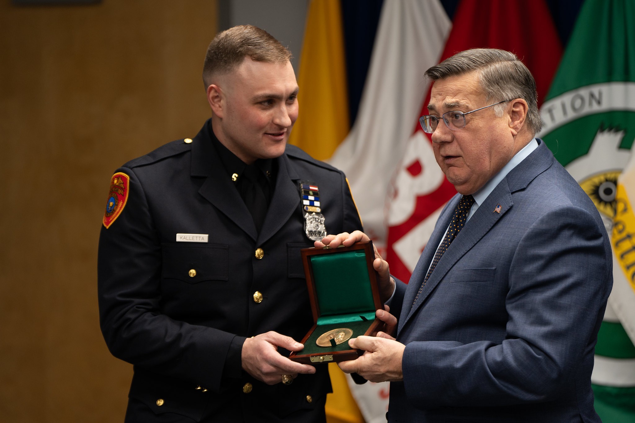 Army Reserve MP Soldier receives medal for civilian heroism > U.S. Army ...