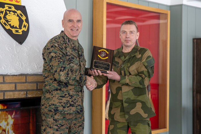 II MEF Commanding General and Norwegian Army commander commemorate ...