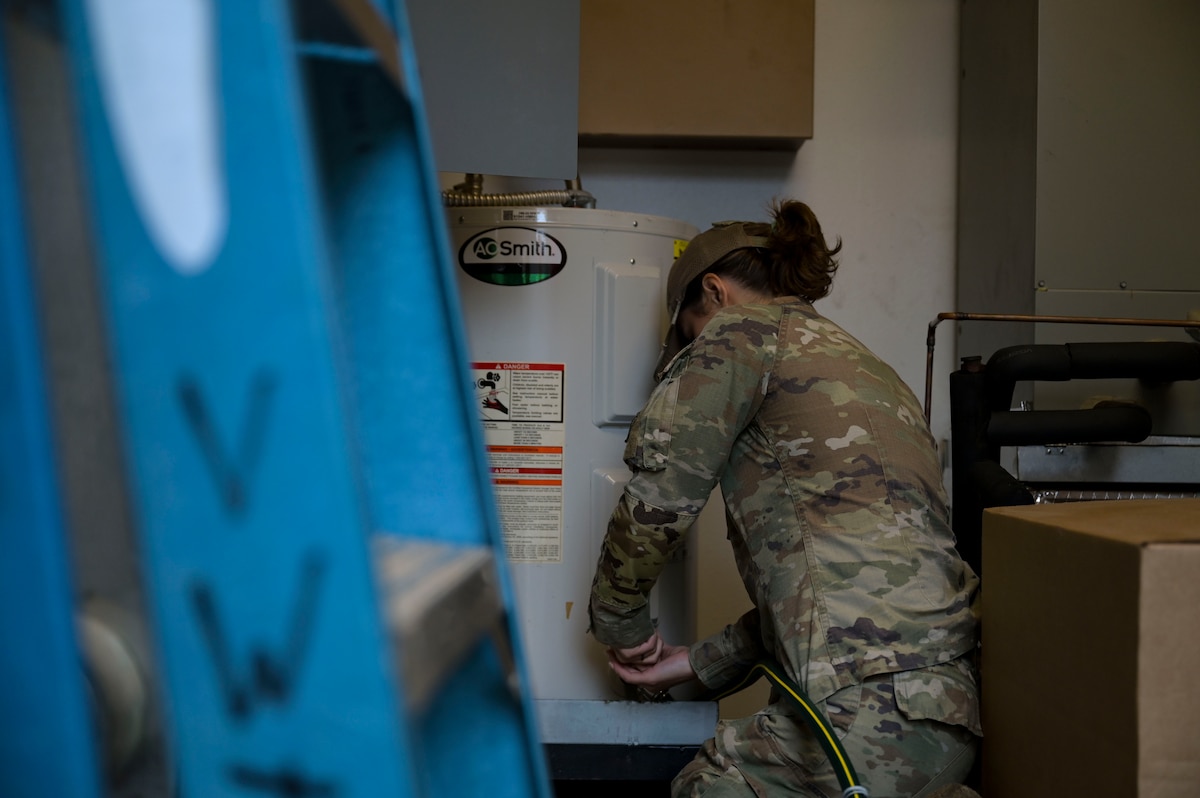 Plumbers applying pressure > Hurlburt Field > Article Display