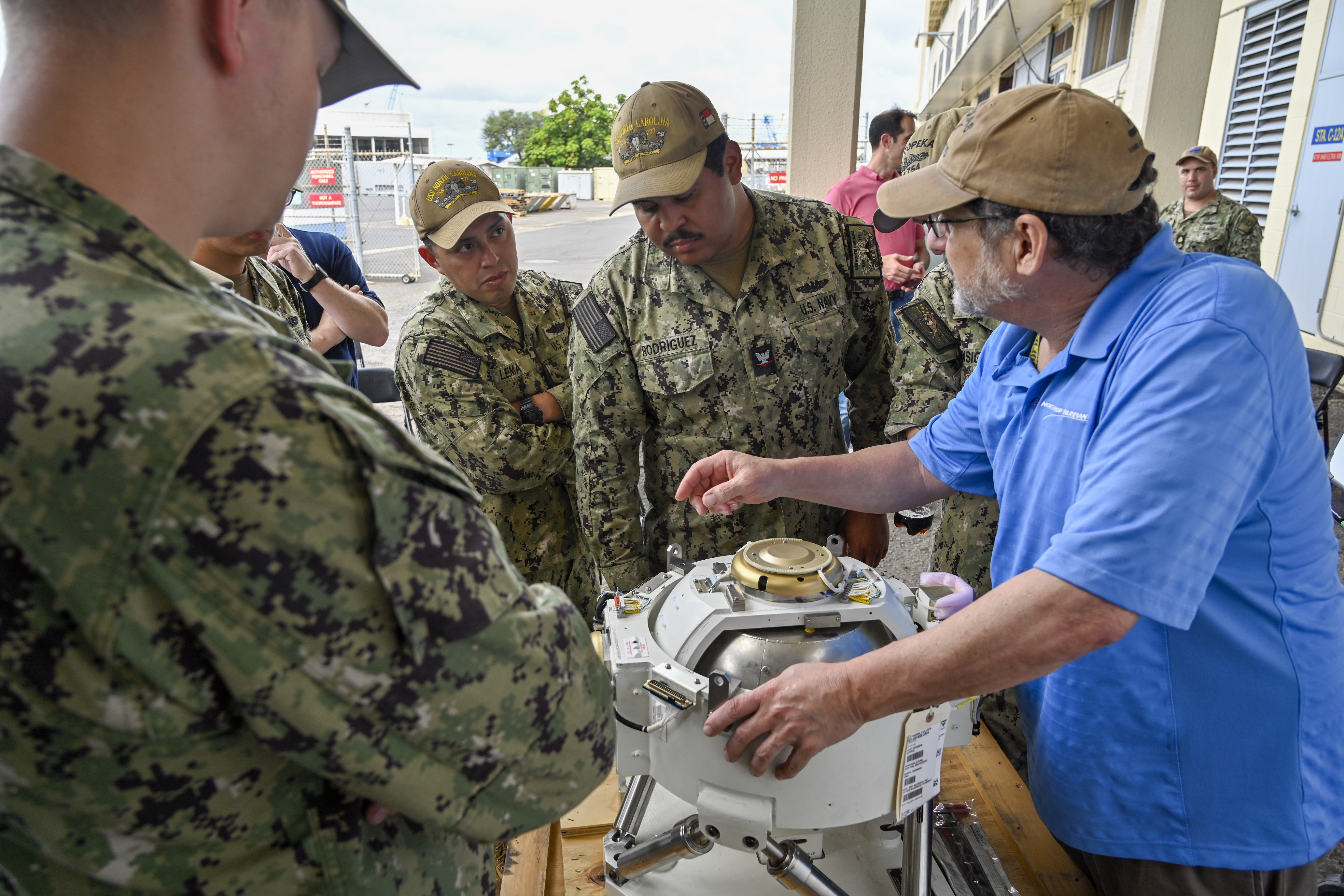 Sailors seize waterfront training opportunity > Commander, Submarine ...