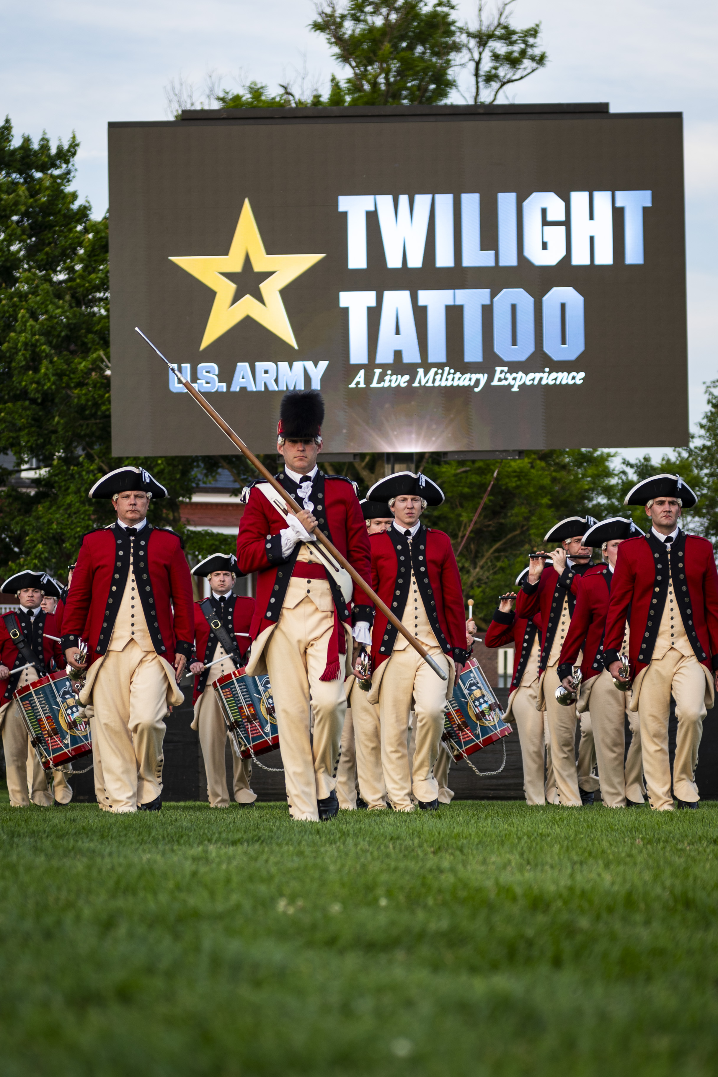 U.S. Army Reserve chief hosts Twilight Tattoo performance > U.S. Army ...