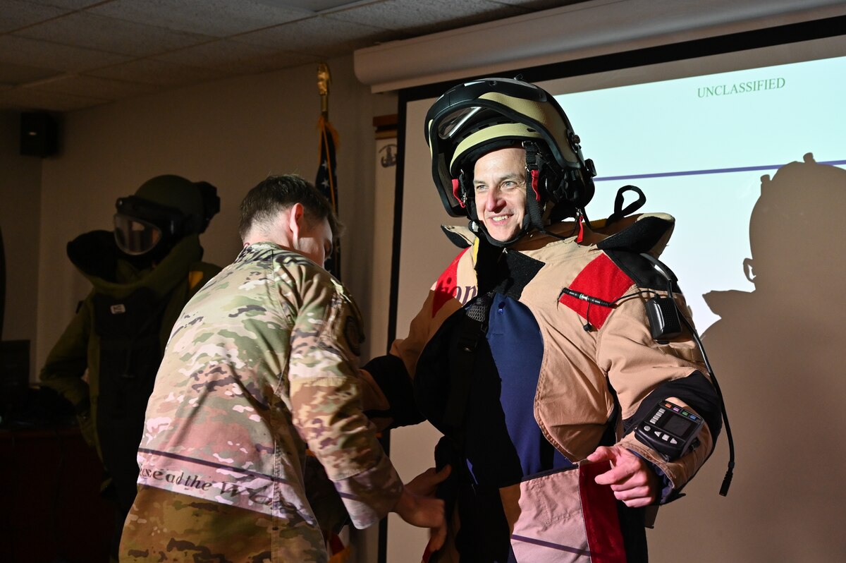 307th Bomb Wing hosts USAA immersion tour > 307th Bomb Wing > Article ...