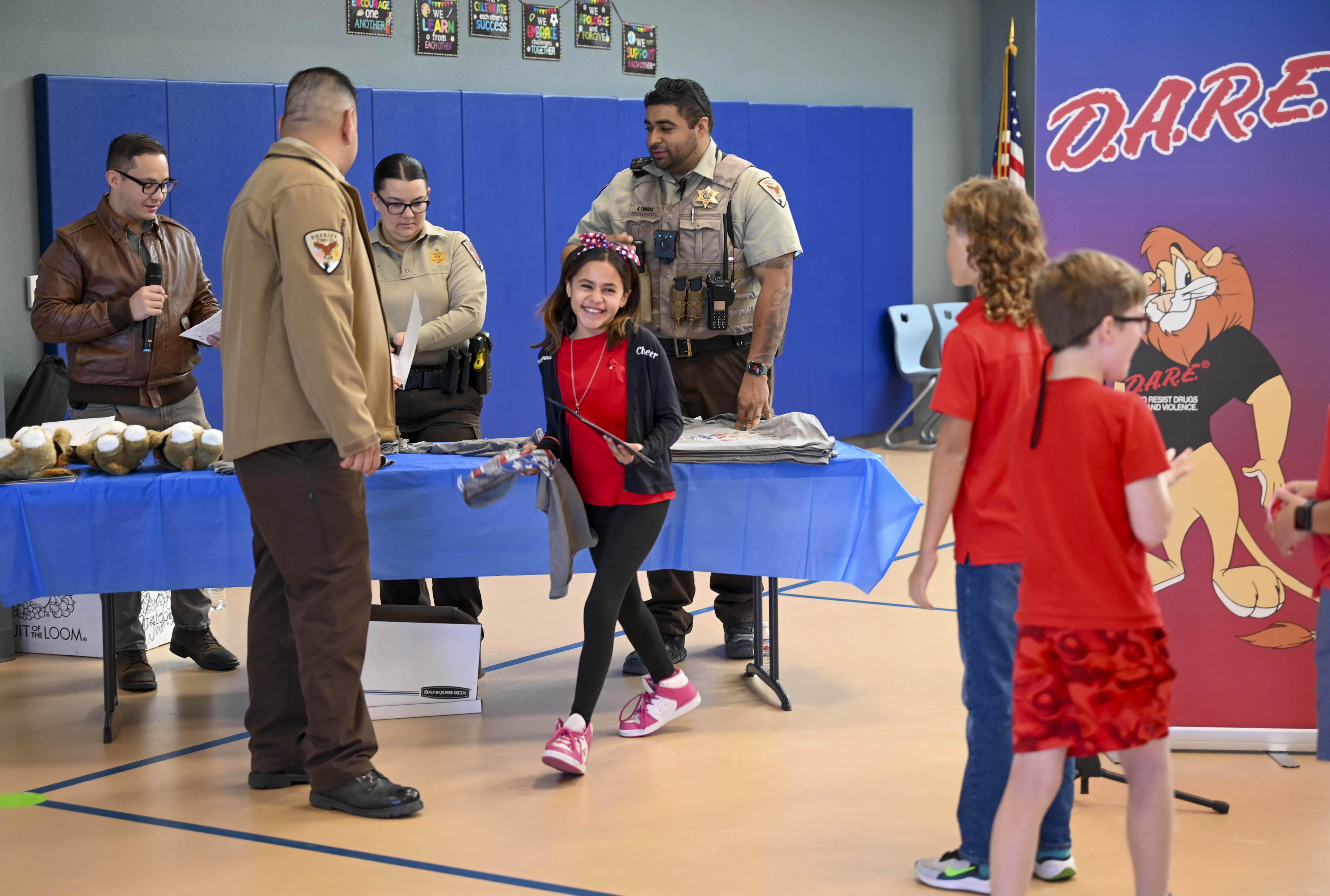 Holloman Elementary School hosts D.A.R.E. graduation > Holloman Air ...