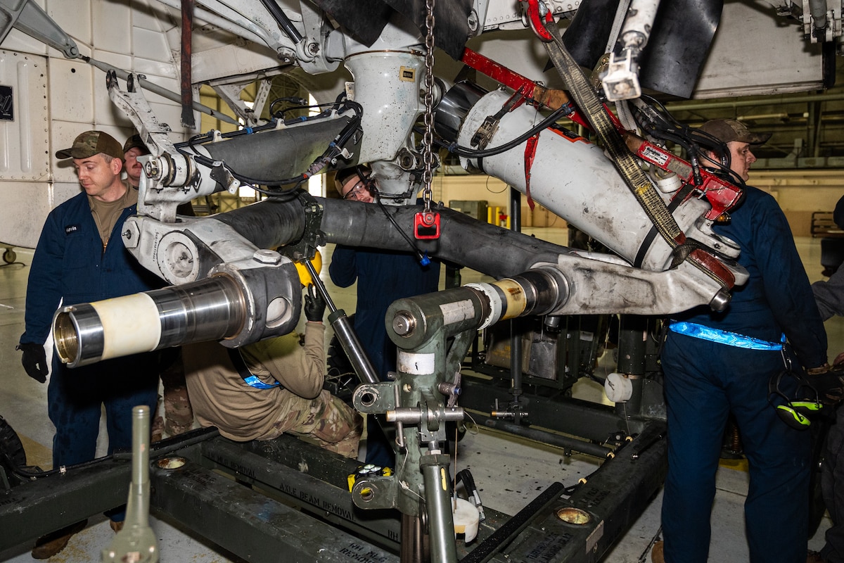 62d MXG Airmen replace C-17 main landing gear axle > Team McChord ...