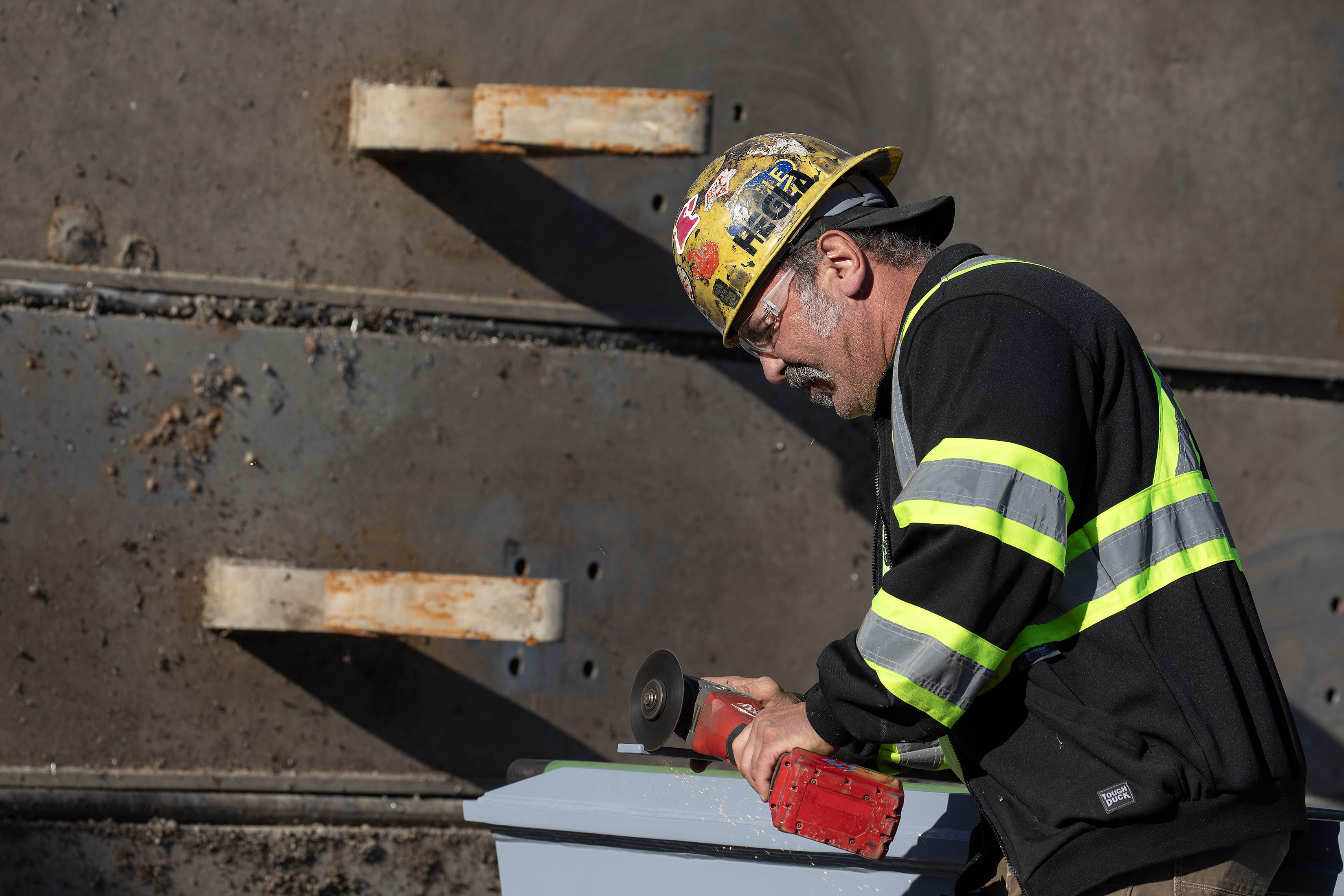 Out with the old, in with the new: Bulkhead gates at Gavins Point Dam ...