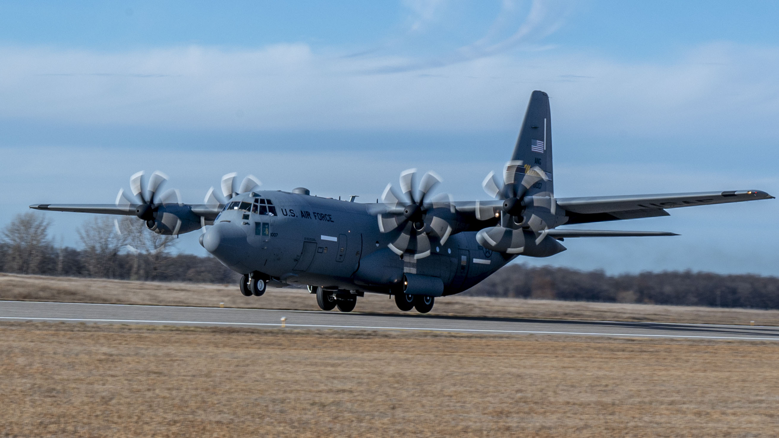 Air Guard C-130 Hercules performs first-ever landing zone touch-and-go ...