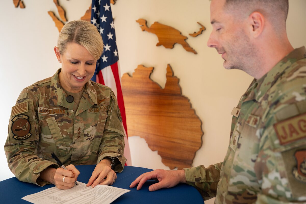 Lt. Gen. Laura Lenderman Donates to CFC > Pacific Air Forces > Article ...