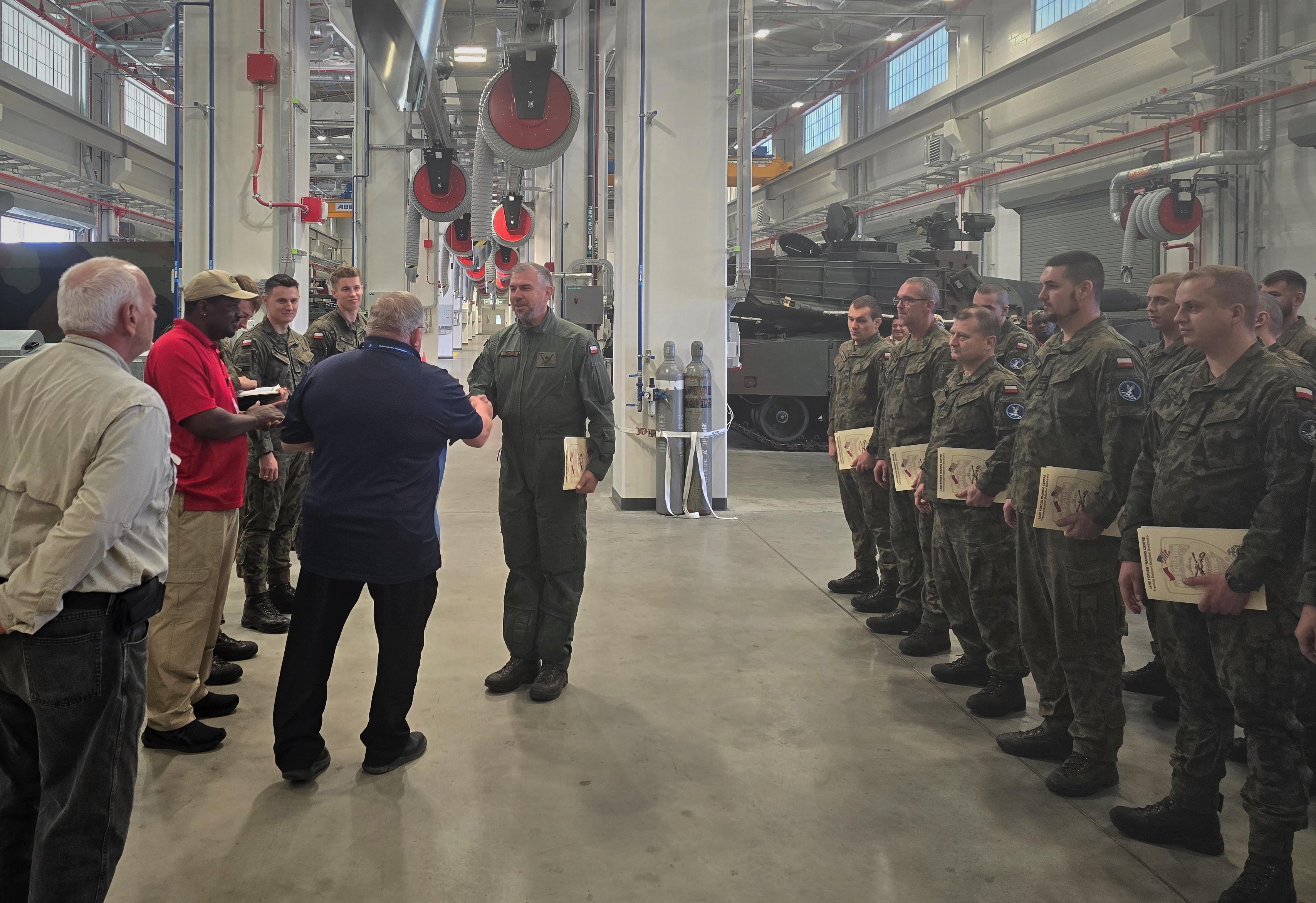25 Polish trainees complete Abrams tank maintenance training at Powidz ...