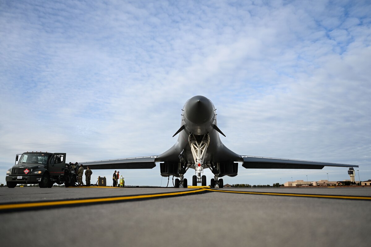 Marking 30 years; B-1B Lancer performs hot pit refuel at Grand Forks ...